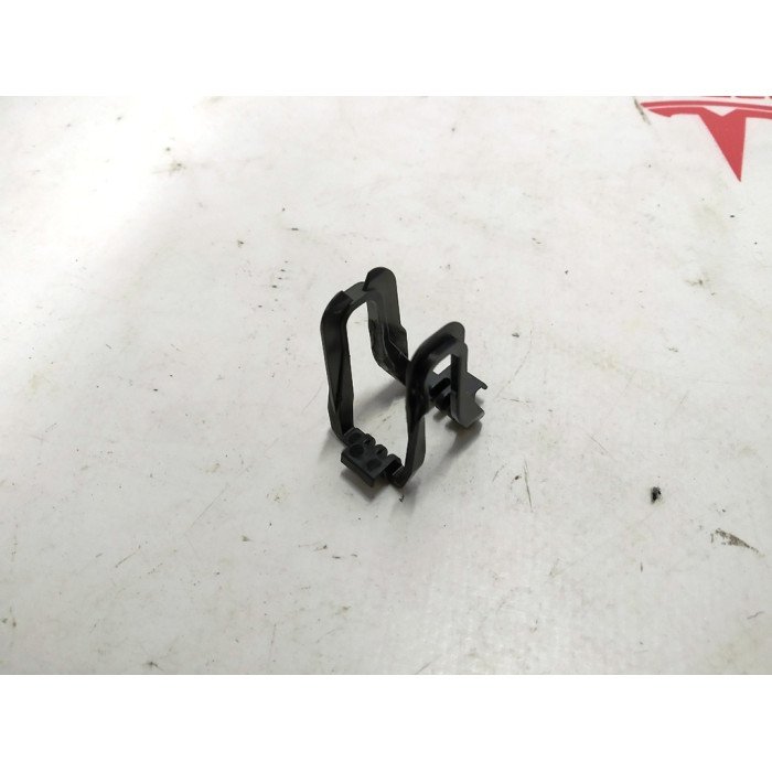 11 LOWER LATCH GUIDE Tesla model X 1066141-00-E