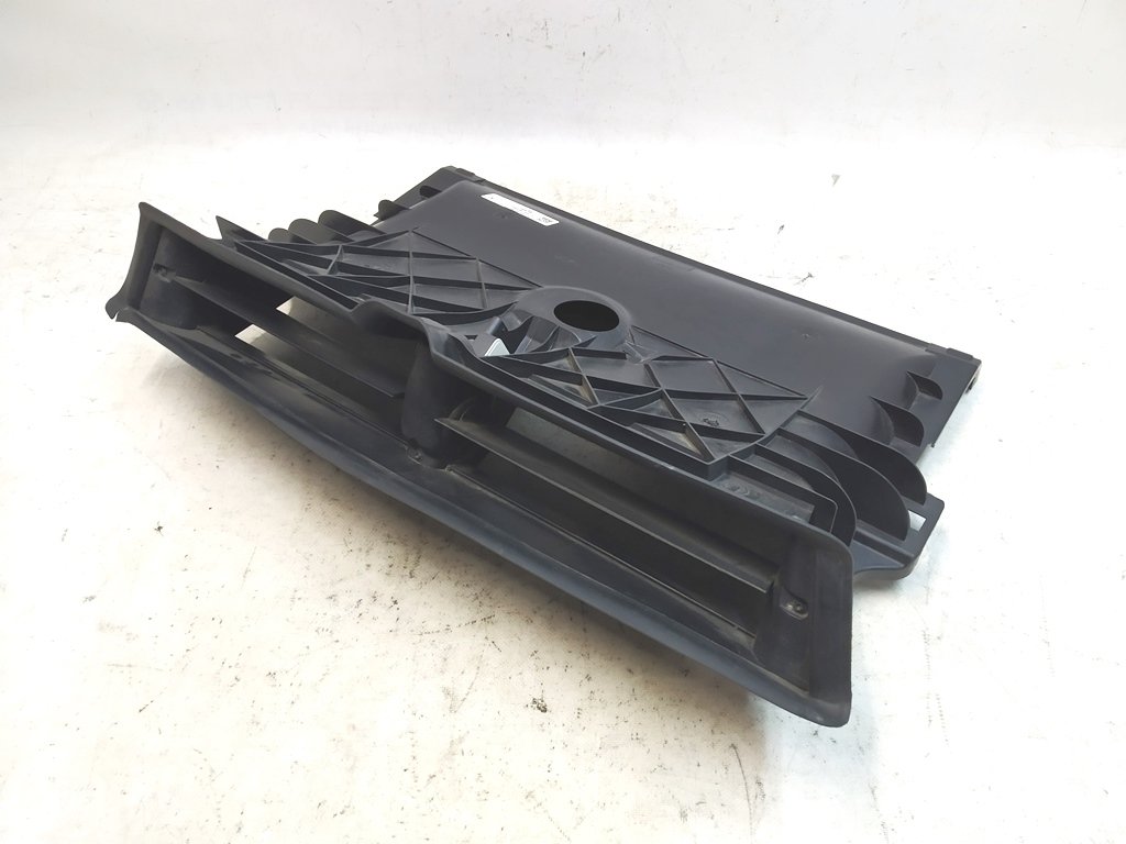 Люверс центральный в сборе Tesla Model Y 1494159-00-C