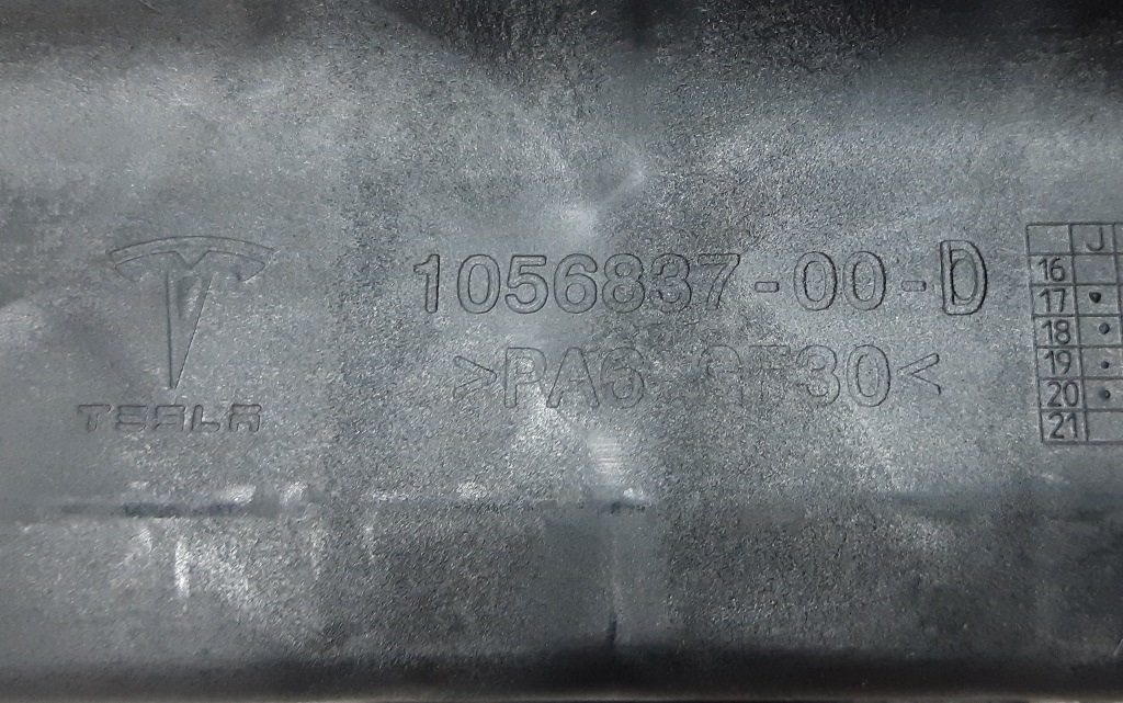 11 Гребень переднего бампера NEW Tesla model S REST 1056837-00-D