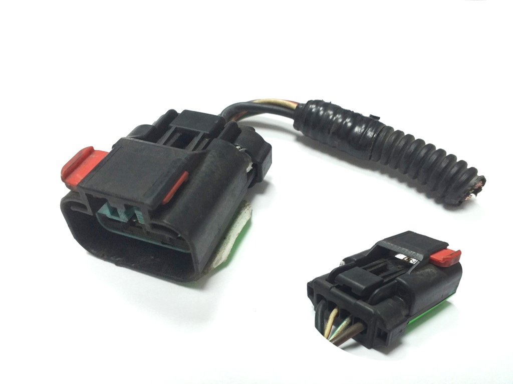 Connecteur de faisceau de câblage de sous-châssis arrière X162/4 ...