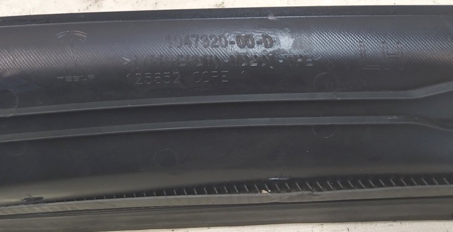 3 ASY, LIFTGATE TROUGH TRIM, LH second hand Tesla Model X 1047320-00-E