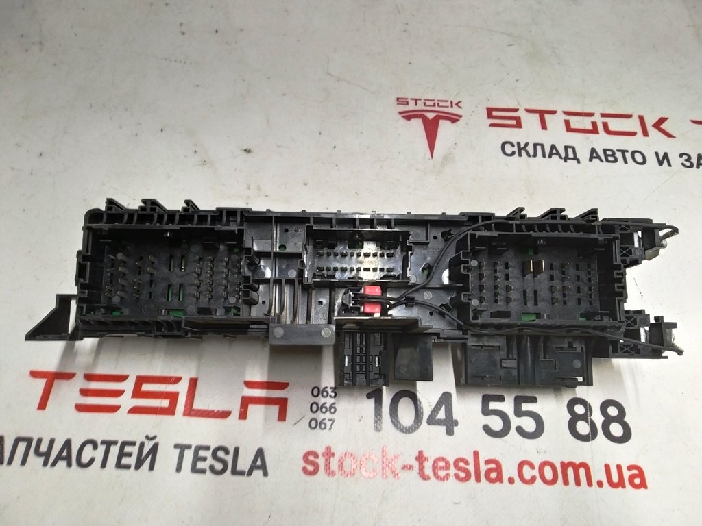 11 FUSEBOX,MDLX,12V,FRUNK,EFUSE Tesla model X 1094405-02-F