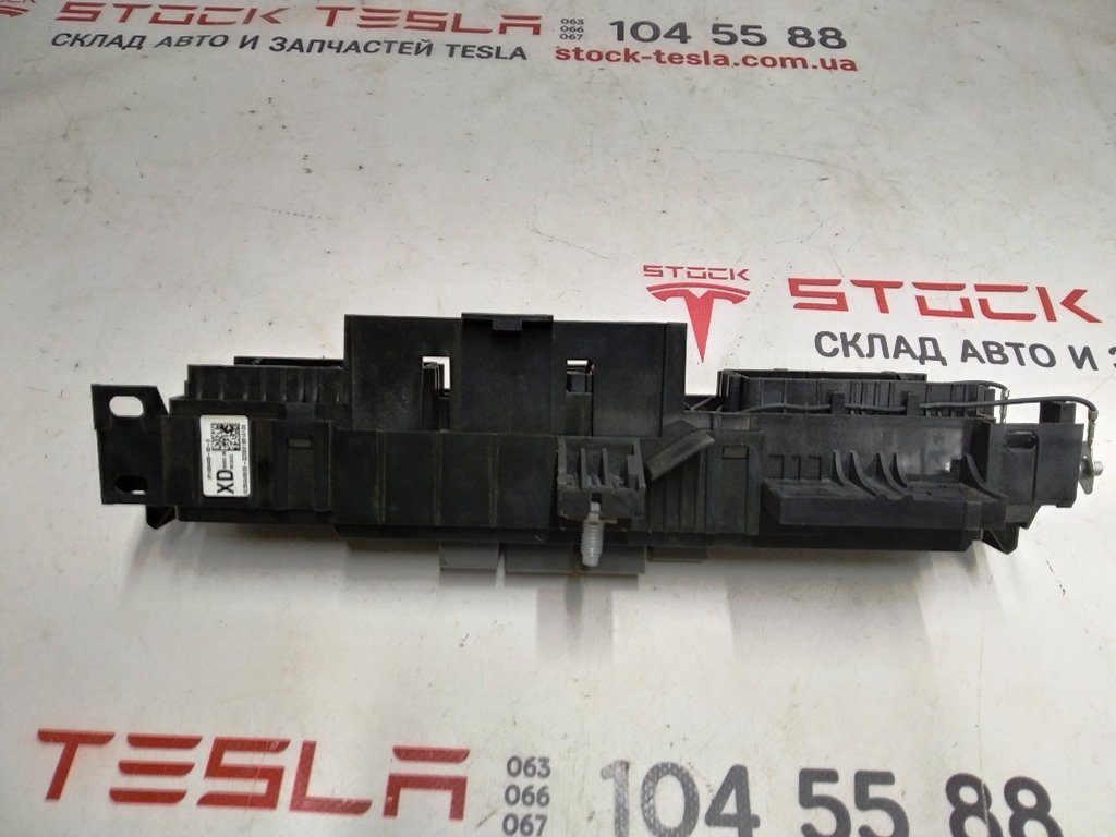 11 Pojistková skříňka EFUSE Tesla model X 1094405-02-F