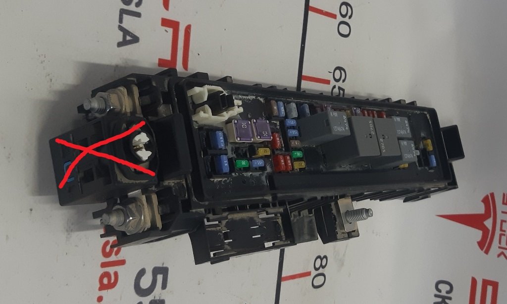11 Fuse box EFUSE Tesla model X 1094405-02-F